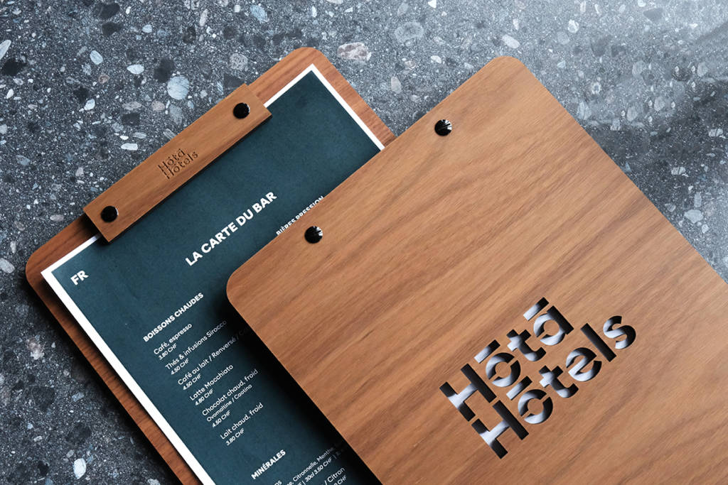 Porte menu en bois pour l'Hôtel Hota