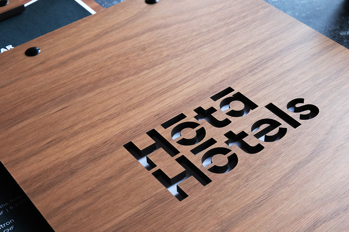 Porte menu en bois pour l'Hôtel Hota