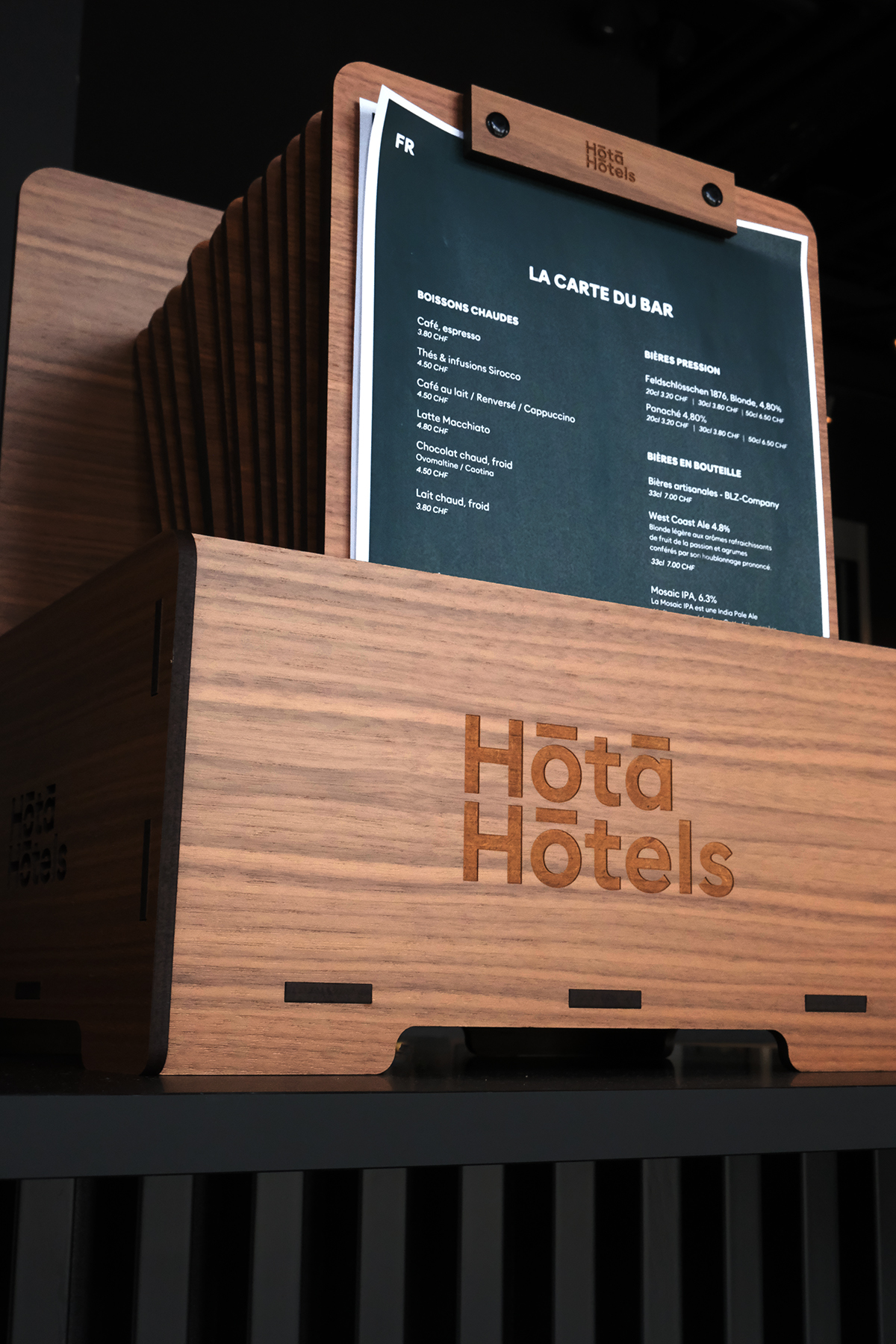 Porte menu en bois pour l'Hôtel Hota
