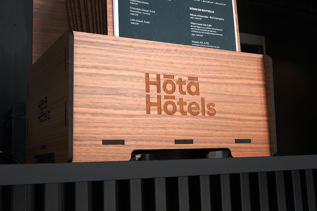 Porte menu en bois pour l'Hôtel Hota