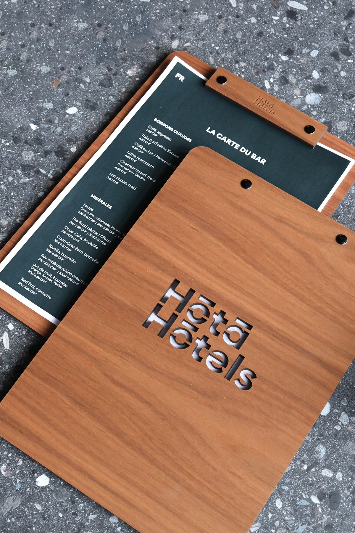 Porte menu en bois pour l'Hôtel Hota
