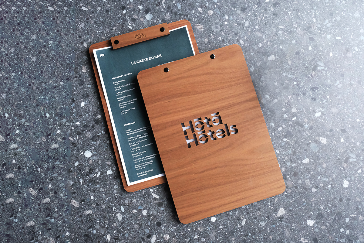 Porte menu en bois pour l'Hôtel Hota